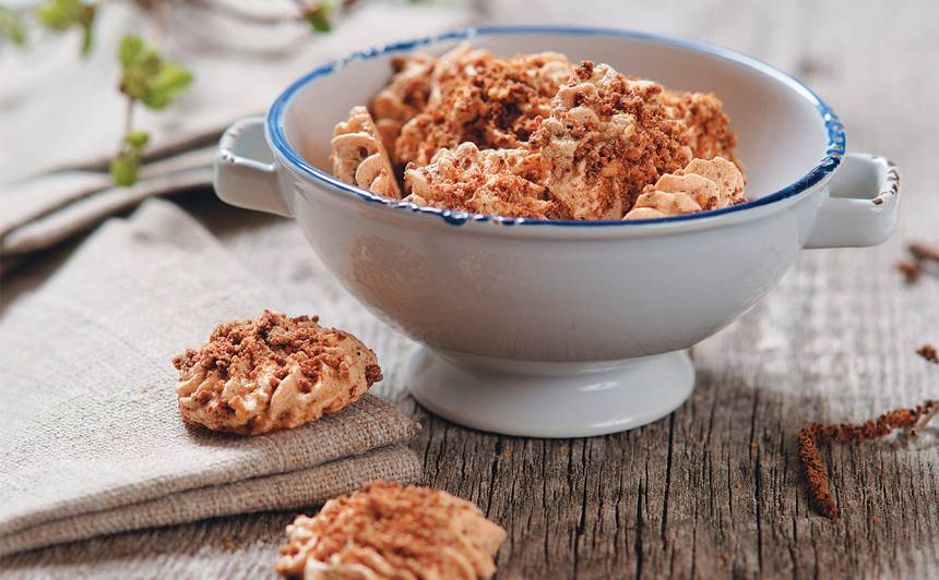 Gaisīgie mandeļu bezē cepumi — Santa