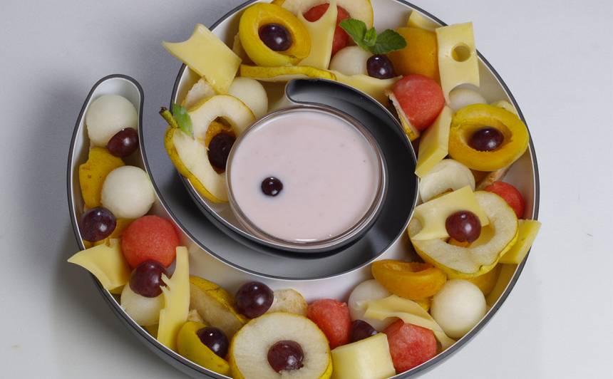 Augļu, siera plate ar jogurta mērci — Santa