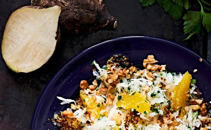 Melno rutku salāti ar apelsīnu un valriekstiem — Santa