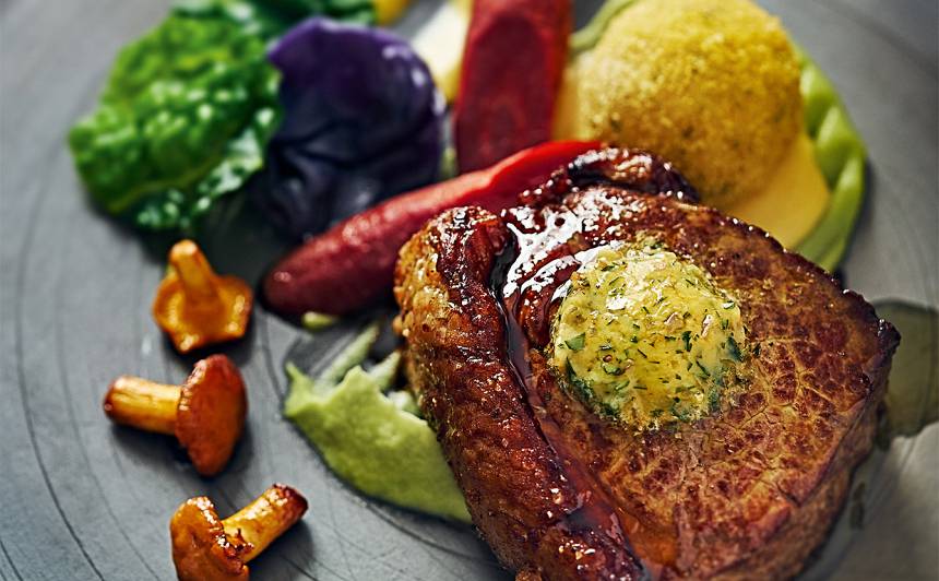 Rostbifs ar cafe de Paris sviestu un dārzeņiem — Santa