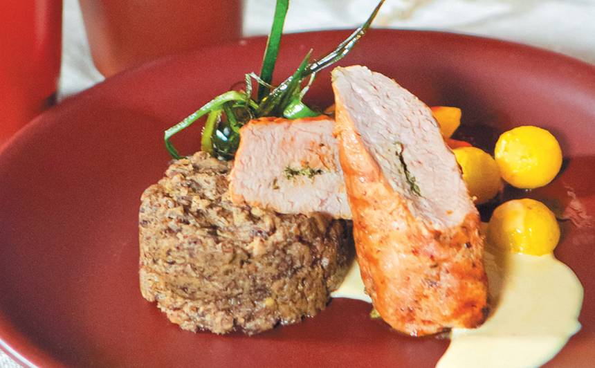 Cepta cūkgaļas fileja, pildīta ar zaļumu sviestu — Santa