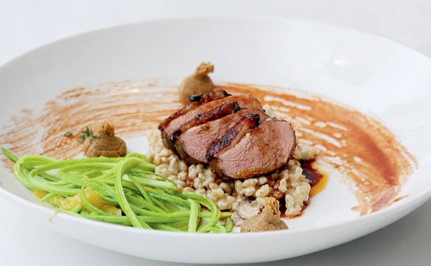 Pīles fileja ar sēņu gruboto un mango salātiem — Santa