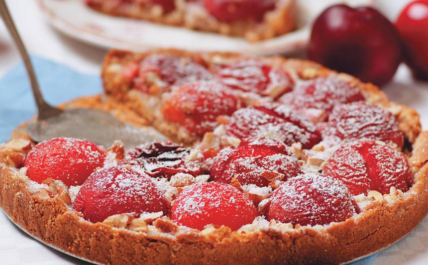 Plūmju kūka ar mandelēm — Santa