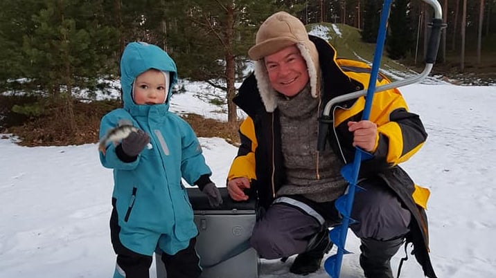 Aivars Lembergs ar dēliem zvejo asarus un cep pēc savas receptes — Santa