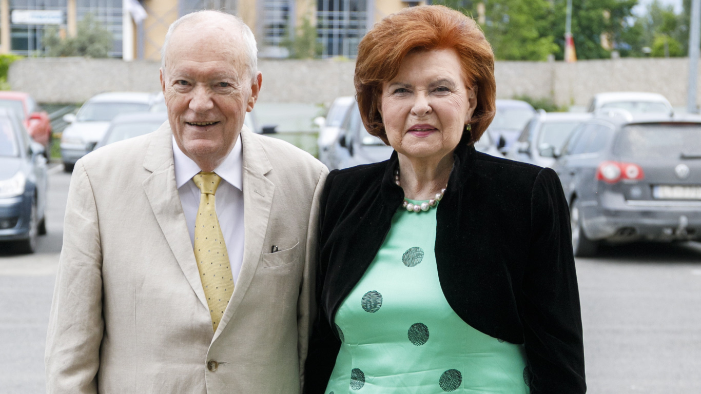 Vaira Vīķe-Freiberga dzejnieka Jāņa Petera jubilejā līksmo līdz diviem ...