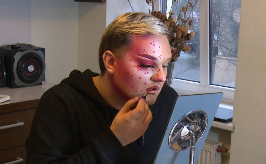 FOTO: Kā dzīvo slavenākais draq queen Latvijā Amuna Davis — Santa