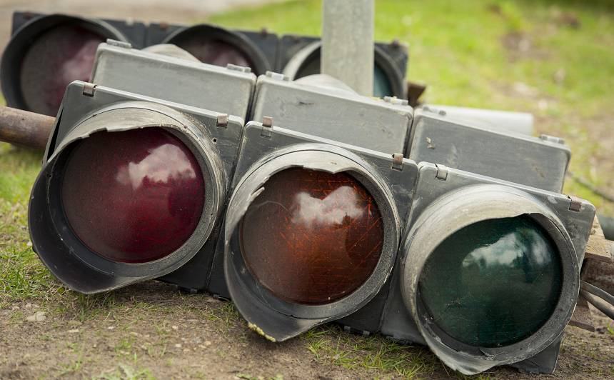 Vētras laikā bojāti luksofori un ceļa zīmes, vismaz 37 ceļa posmos ...