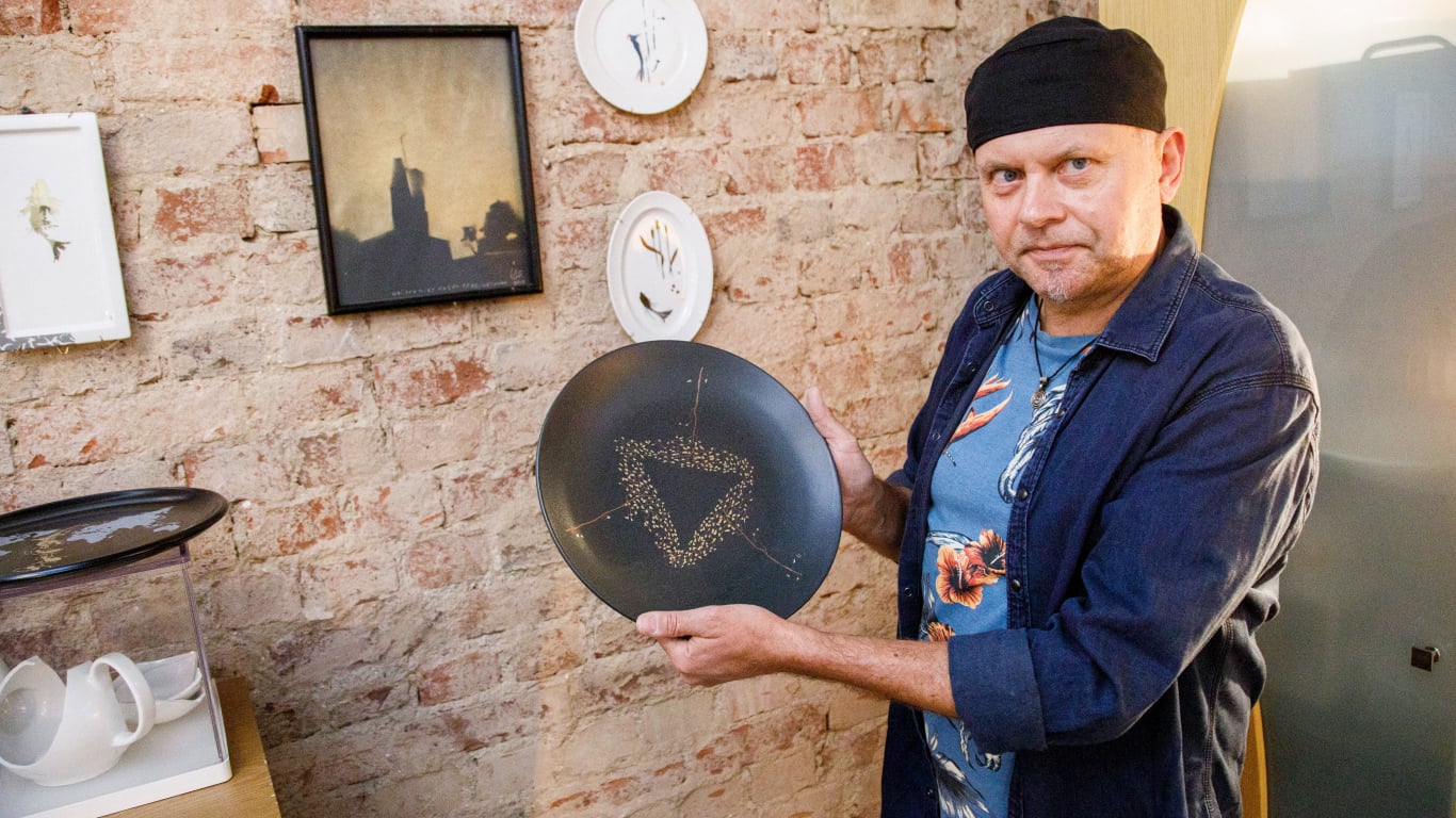 FOTO: Mūziķis Igo saimnieko senā ķieģeļu ceplī, kur uzņemta leģendārā ...