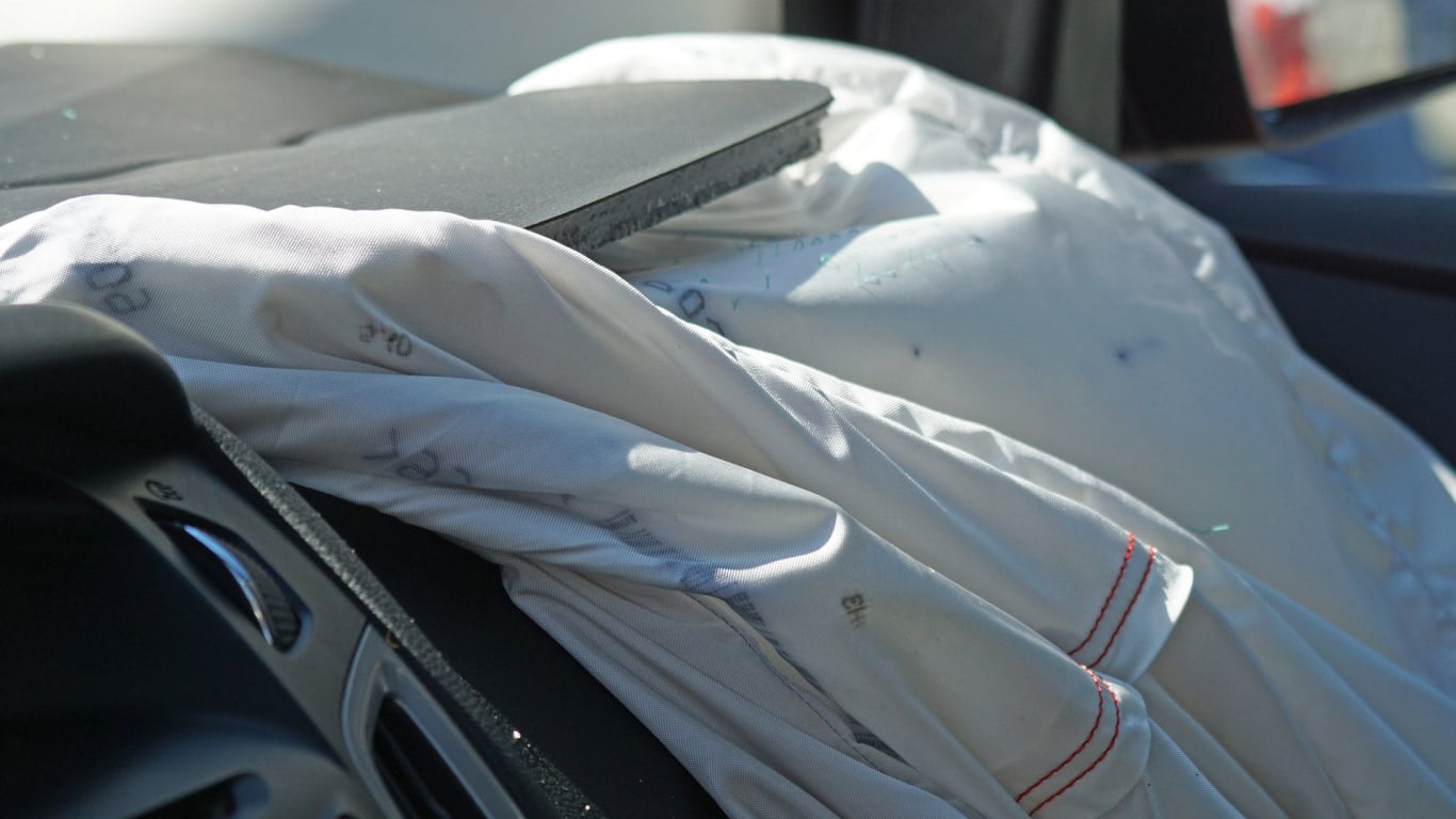 ASV ir 276 000 auto ar nāvējošiem gaisa spilveniem, apgalvo «Stellantis ...