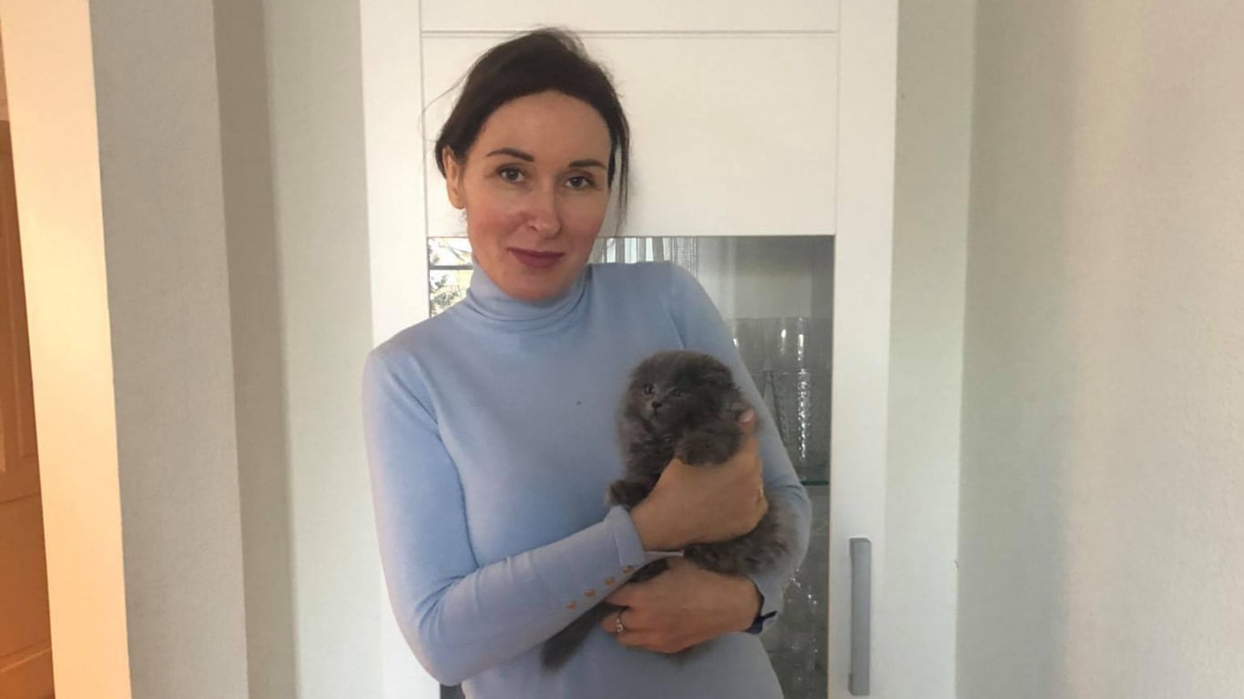 Dziedātāja Ineta Rudzīte tikusi pie sapņu kaķēna — Santa