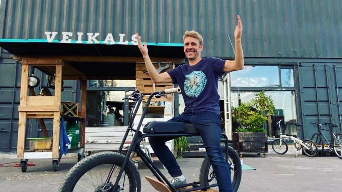 Aldis Kalniņš izgudrojis elektrisko mopēdu – tas maksā tikai 3300 eiro ...
