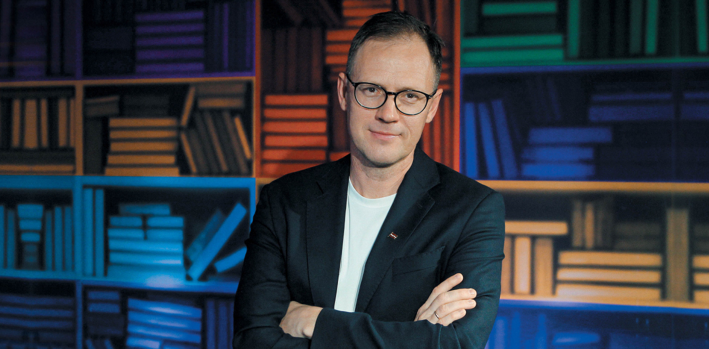 Sandijs Semjonovs no karadarbības zonas dīvānā — Santa