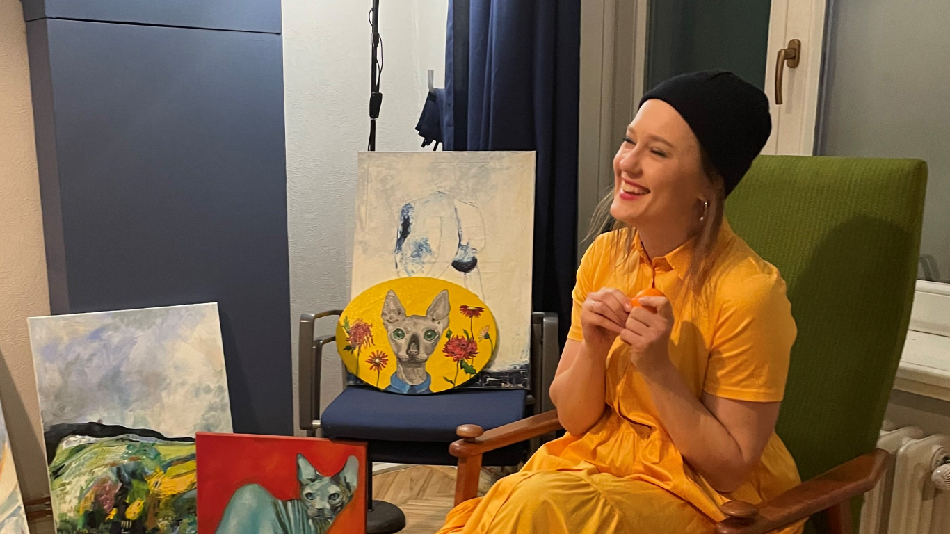 Dziedātāja Agnese Rakovska glezno kaķus — Santa