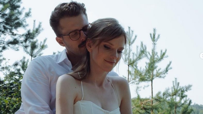 Talantīgā aktrise Vaska kāzas svin ar pikniku mežā — Santa