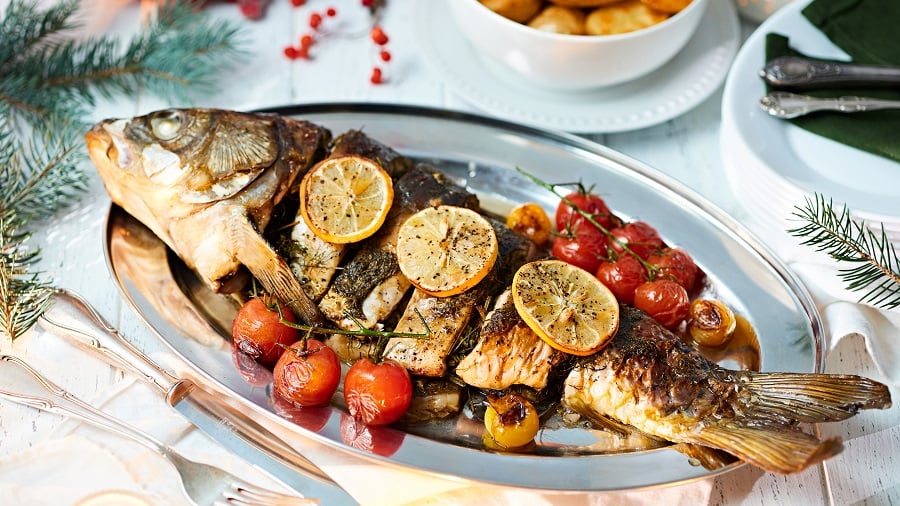 Krāsnī cepta svētku karpa — Santa