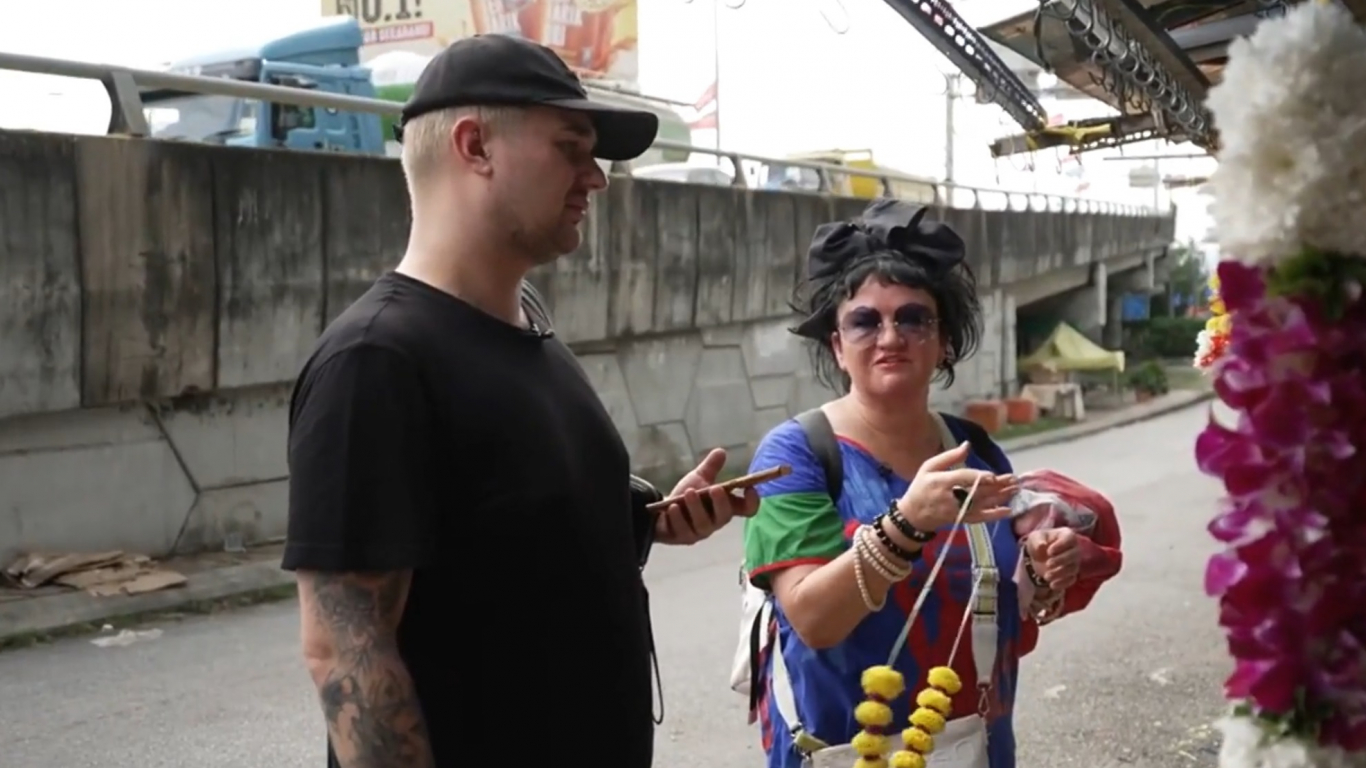 Amuna Davis pikts uz Patmalnieci: Ir diezgan traki ceļot kopā ar šopaholiķi — Santa