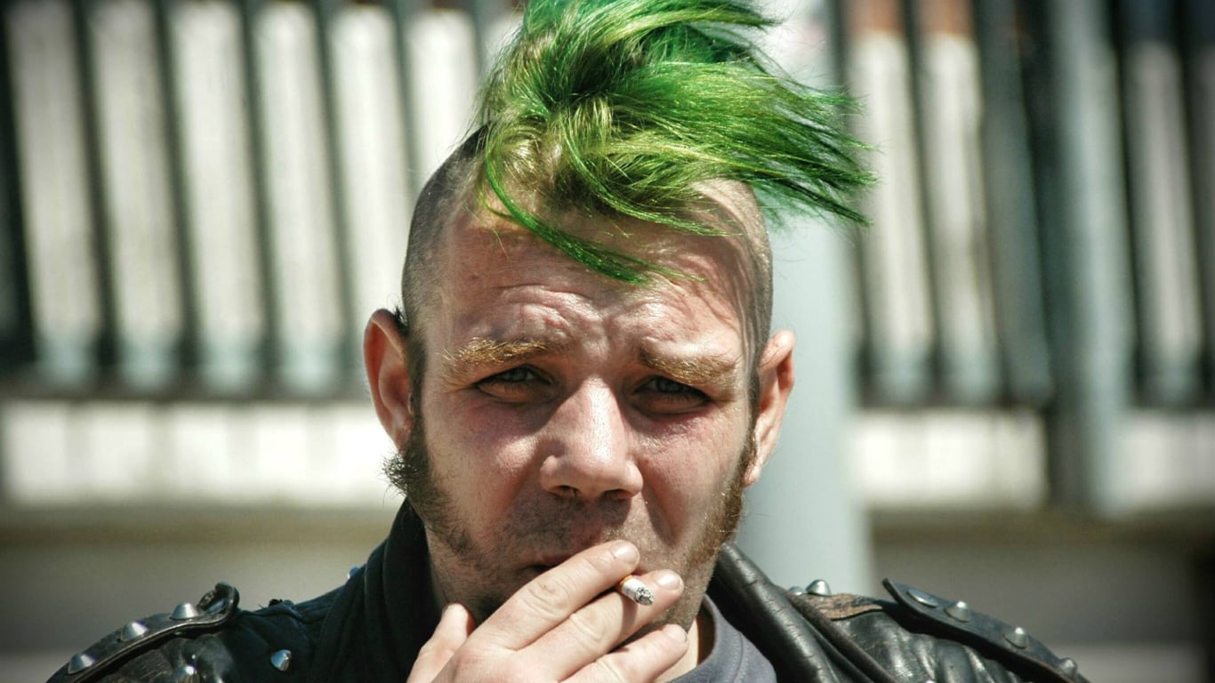 Slavenais panks Peksis mainījies līdz nepazīšanai. Dzīve garāžā ...