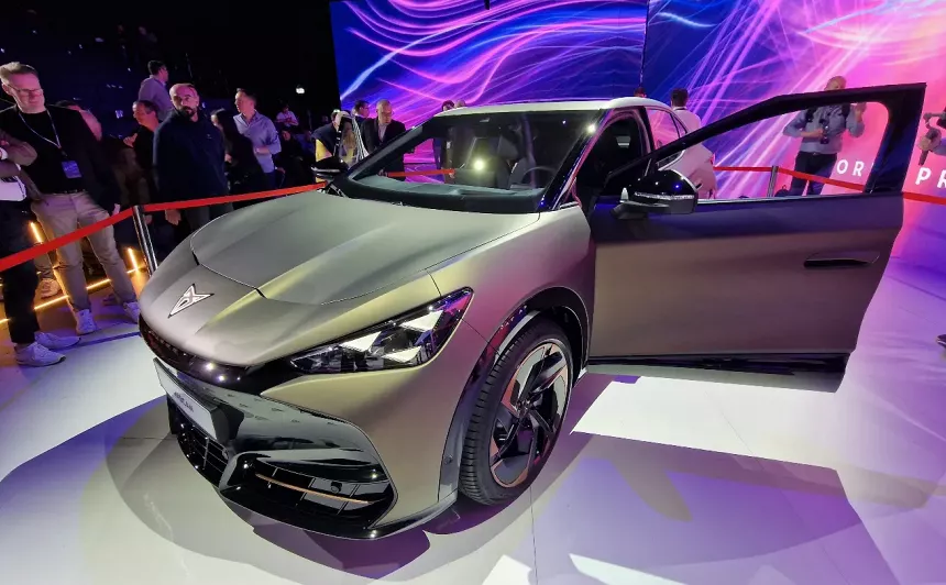 FOTO: Dodamies uz «Cupra Tavascan» pasaules pirmizrādi Berlīnē — Santa