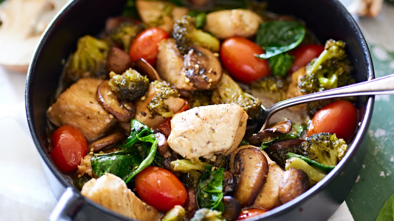 Ideja vienkāršām, veselīgām un sātīgām vakariņām! Vistas, sēņu un brokoļu maisījums — Santa