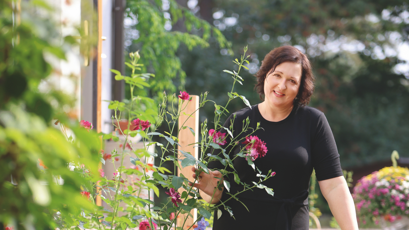 Foto: Ciemojamies Lienes Cipules rožu dārzā — Santa