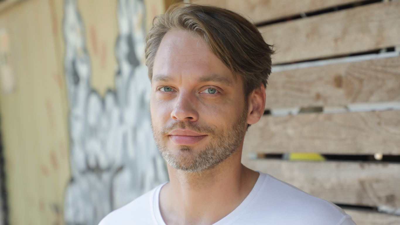 Aktieris Gatis Maliks vienā halātā vētru pārlaiž mežā — Santa