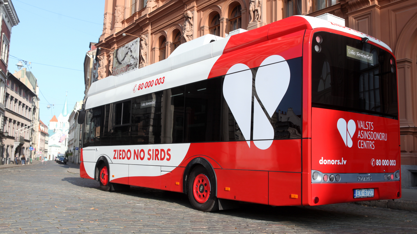 Atklāts jaunais Asinsdonoru centra elektriskais autobuss — Santa