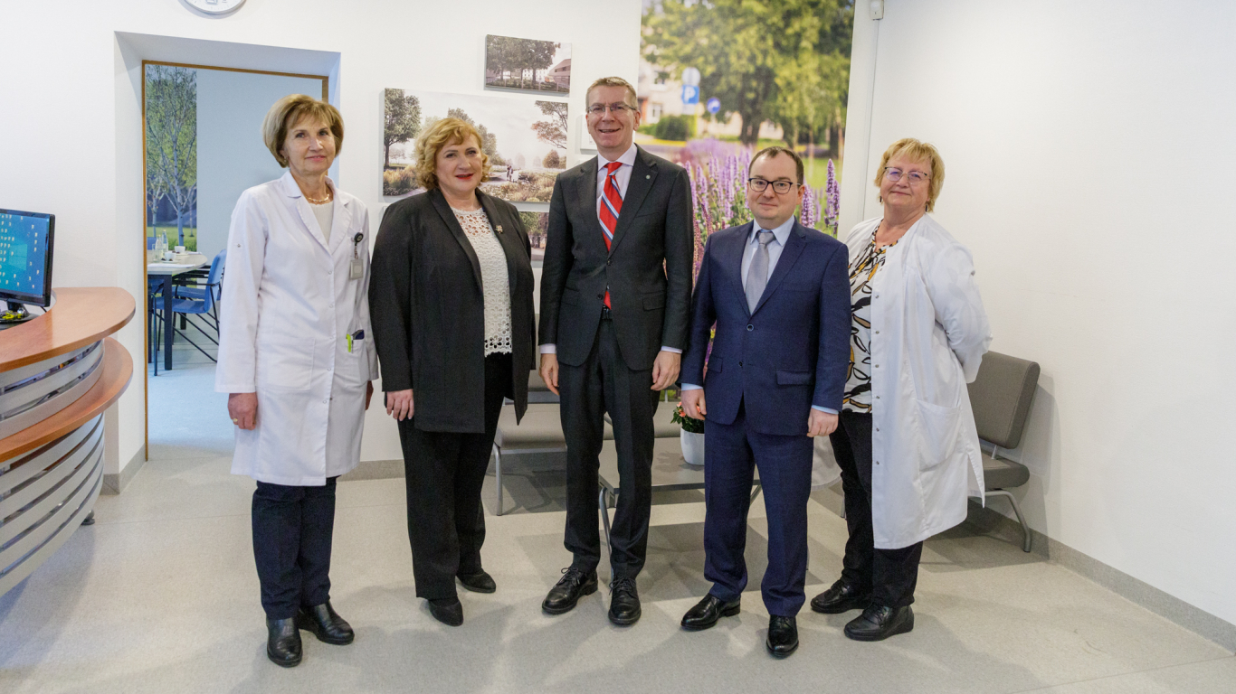 Pirmo reizi Latvijas vēsturē prezidents dodas vizītē uz psihiatrisko slimnīcu — Santa