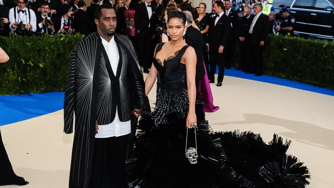 Publiskots video, kurā amerikāņu reperis brutāli piekauj savu draudzeni ...