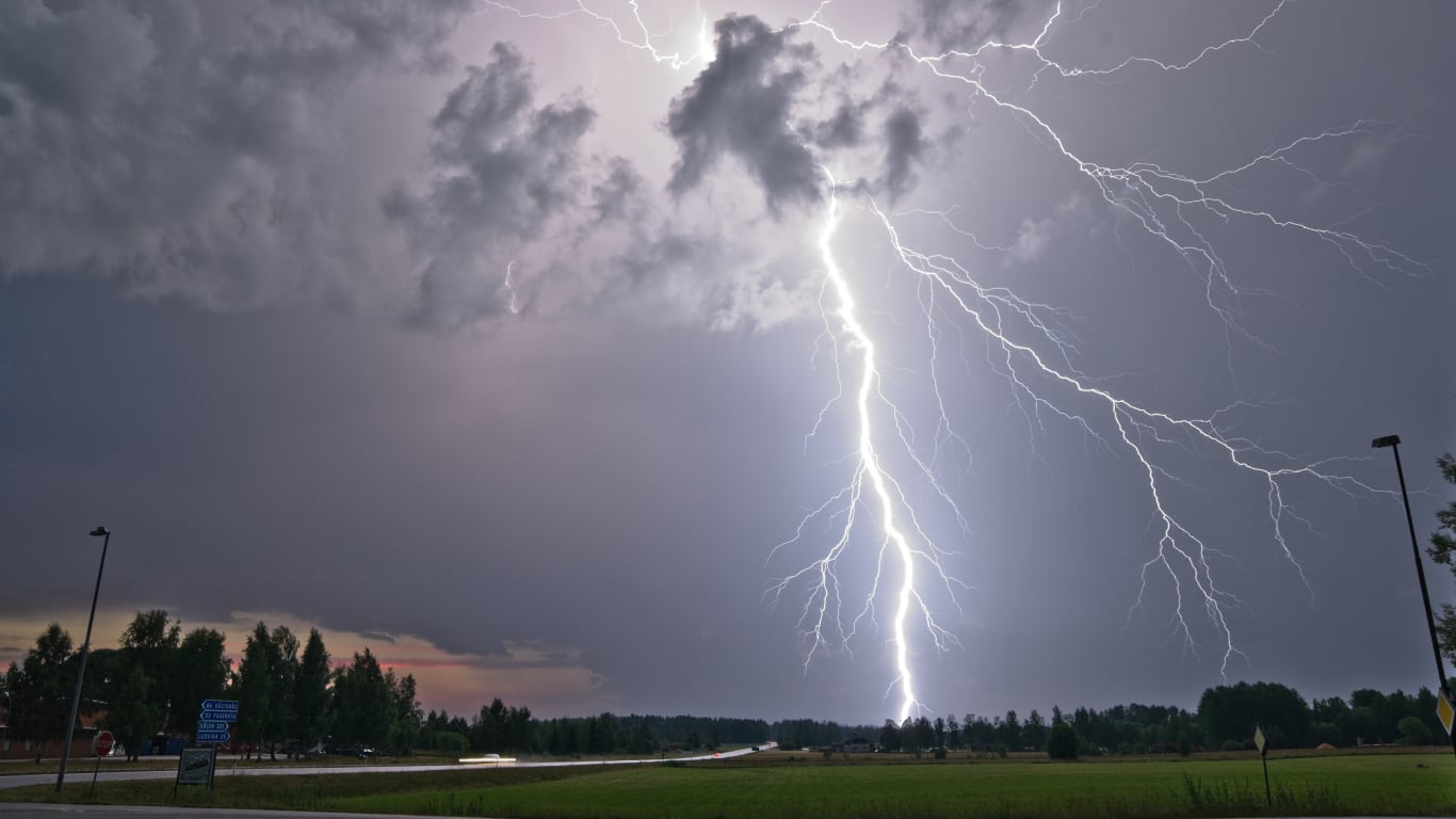 Zibens laikā visdrošāk slēpties mašīnā un nedrīkst atvērt lietussargu ...