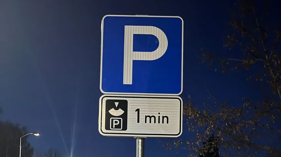 Vai 1. aprīļa joks? Jauna ceļa zīme pie skolas rada vecāku neizpratni ...