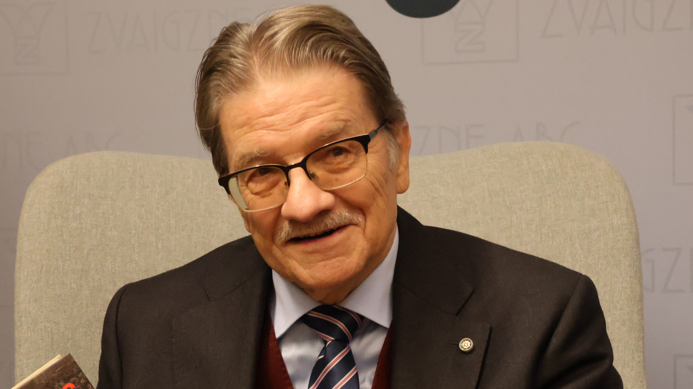 FOTO: Bijušais deputāts Atis Lejiņš 82 gadu vecumā piepilda sapni. Paskat, cik laimīgs! — Santa