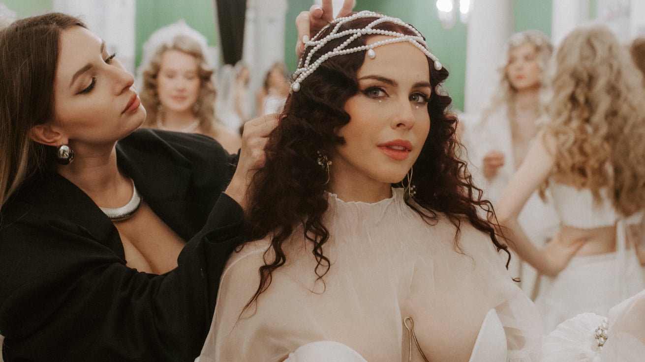 FOTO: Aktrise Lelde Dreimane piemēra kāzu tērpu. Grezni, saviļņojoši un ...