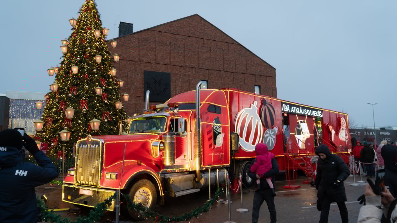 FOTO: Coca-Cola Ziemassvētku auto Rīgā grib redzēt visi! Milzu rinda ...