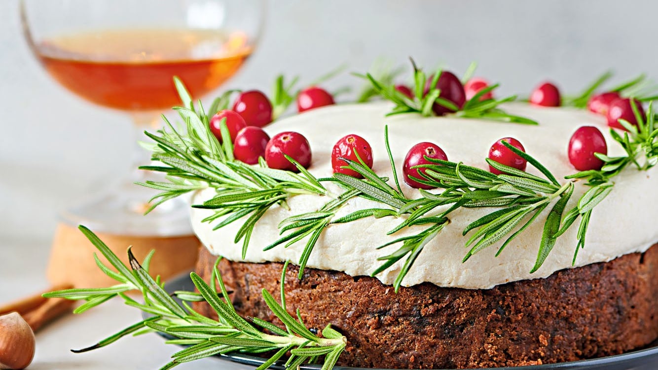 Ziemassvētku kūka ar žāvētiem augļiem, riekstiem un mitrināšanu brendijā — Santa