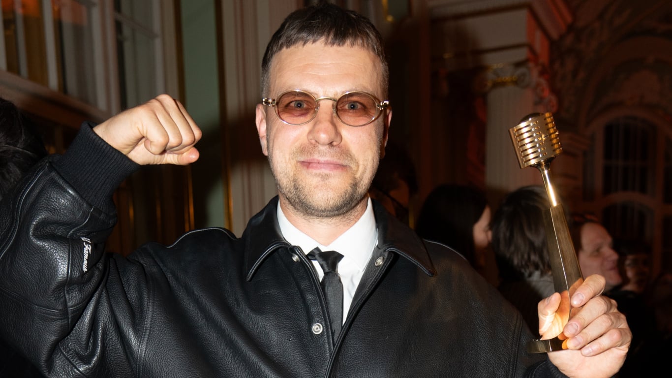 Reperis Ozols pārsteidz ar dīvainu frizūru. Tāda tagad esot modē! — Santa