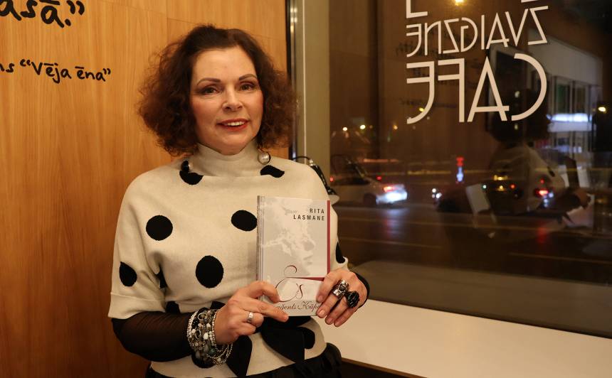 FOTO: Seksa eksperte Rita Lasmane kafejnīcā svin sava romāna iznākšanu ...