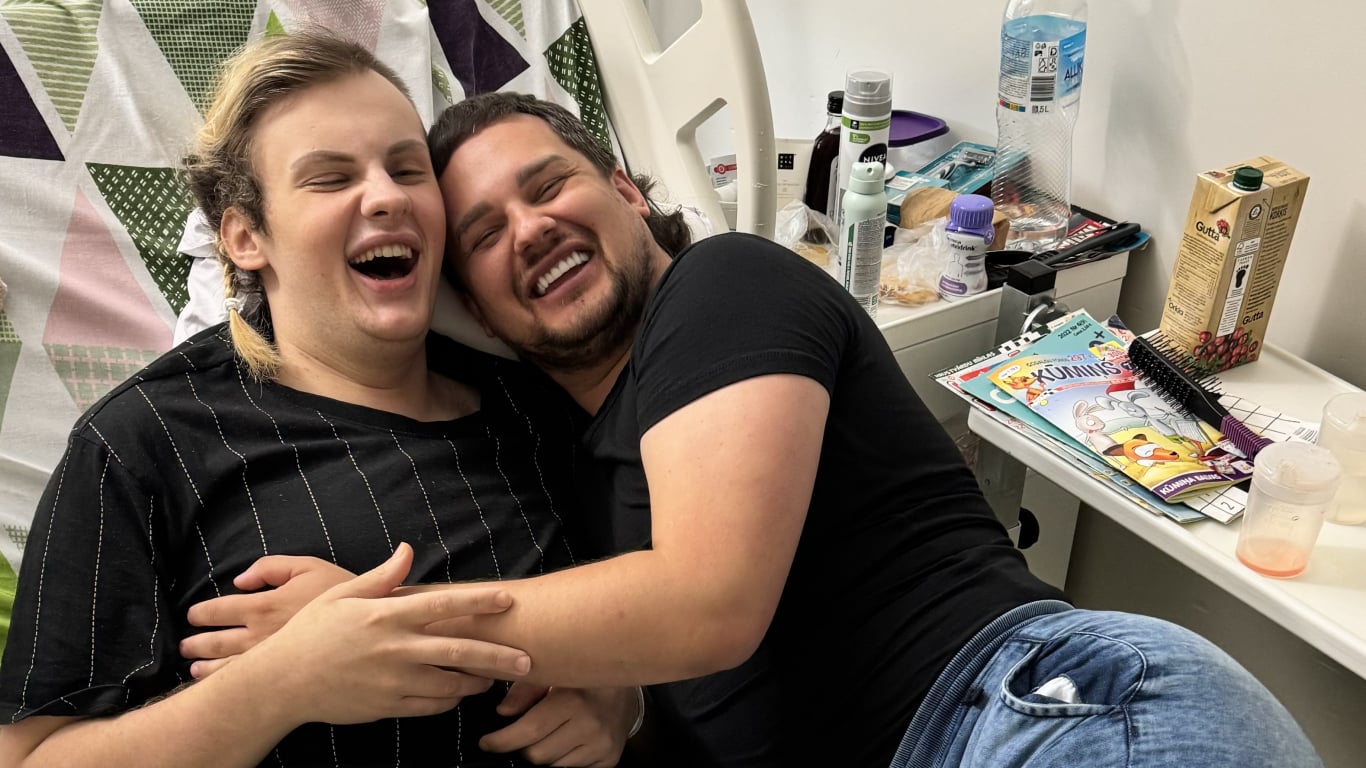 Amuna Davis izstāsta, kā tagad dzīvo avārijā smagi cietušais dragkvīns ...