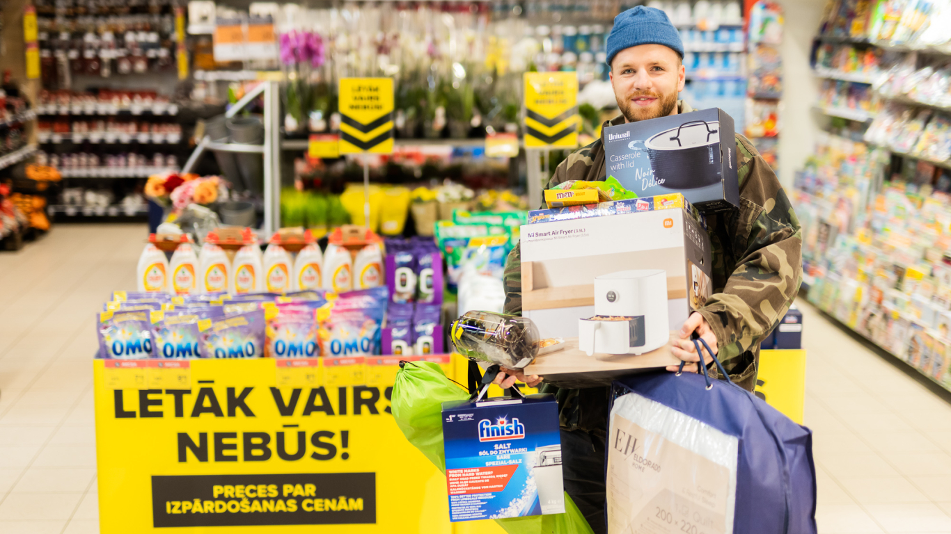 Cilvēks guļ teltī pie “Maxima” veikala. Kāpēc? — Santa