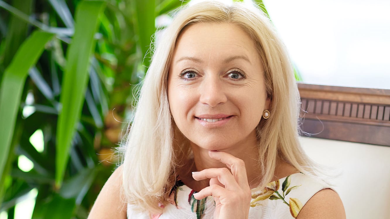 Zvērināta notāre Anta Maldupe-Krūmiņa parāda triku ar rozēm un līdzekli, kas notīra visus ...