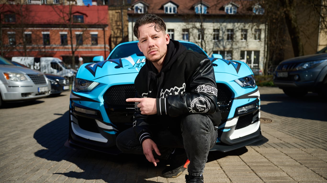 Mammu zaudēja trīs mēnešu vecumā. Slavenais latviešu reperis atklāj ...