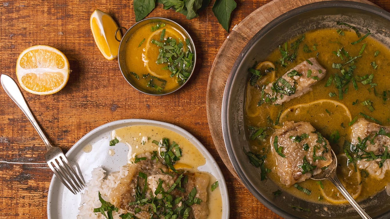 Pannā cepta baltās zivs fileja ar sviesta, citronu un zaļumu mērci — Santa