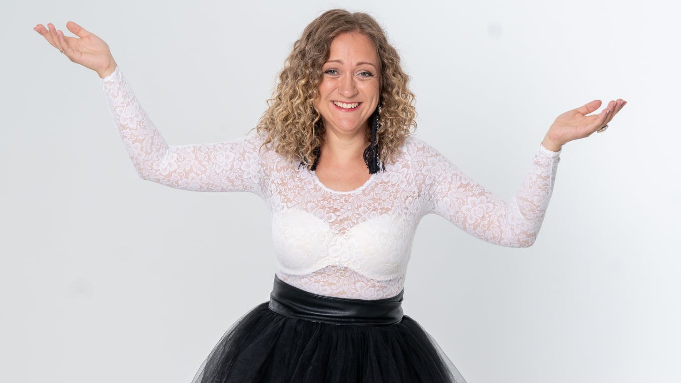 Šlāgerdziedātāja Inese Ērmane pārsteidz ar šķību dziedāšanu ...