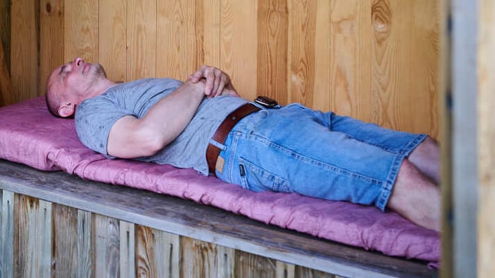FOTO: Dokumentālists Ivars Zviedris veseļojas bišu gultā — Santa